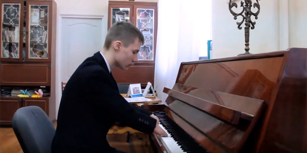 Russian teen born without hands plays piano