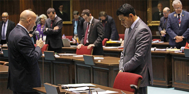 Phoenix City Council votes to reinstate prayer