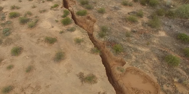 Large, 2-mile long fissure opens up in southern Arizona desert