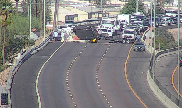 Rollover wreck shuts down southbound traffic on I-17 in Phoenix - KTAR.com