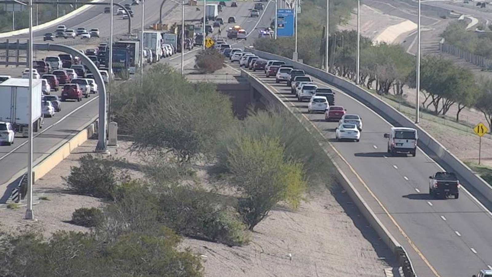 Crash temporarily closes eastbound Loop 202 Santan Freeway in Gilbert