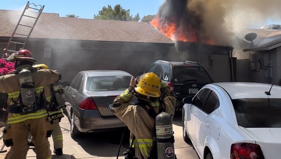8 people, 3 dogs displaced after house fire in north Phoenix