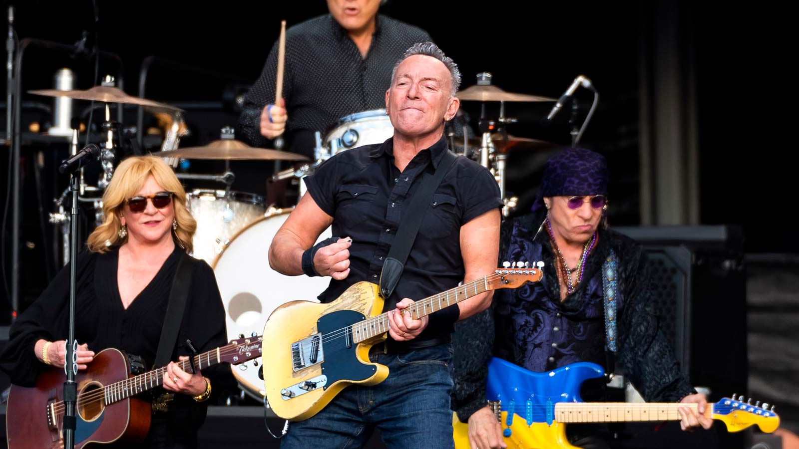 Here's how Bruce Springsteen helps feed Arizona families in need