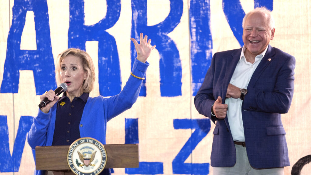 Gwen Walz to return to Phoenix week before Election Day