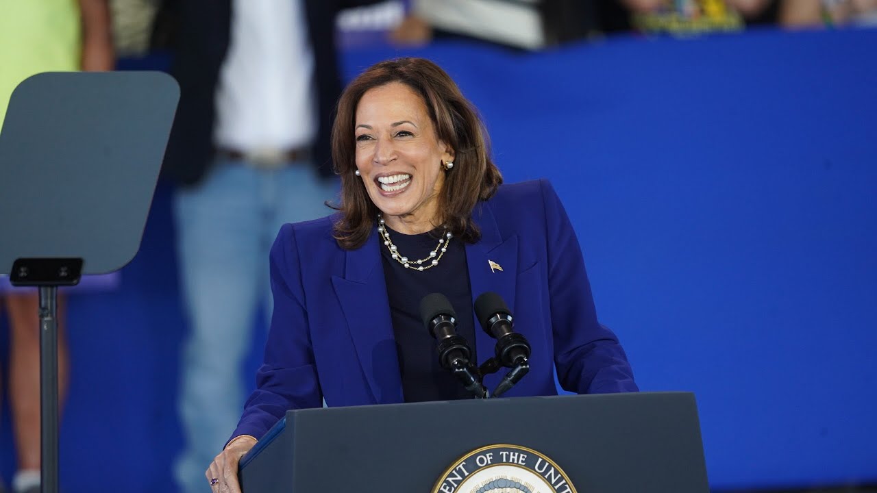 Video: Kamala Harris urges Arizona voters to move past Donald Trump at ...